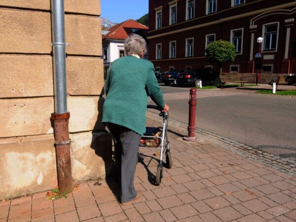 Rollators for Seniors: Maintaining Active Lifestyles and Fall Prevention